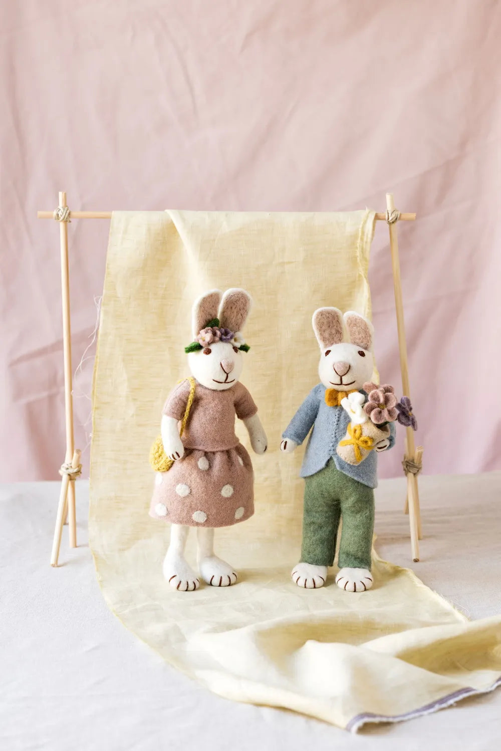 Filz Osterhase - Weißer Junge mit Blumen | Gry & Sif – Alsaba